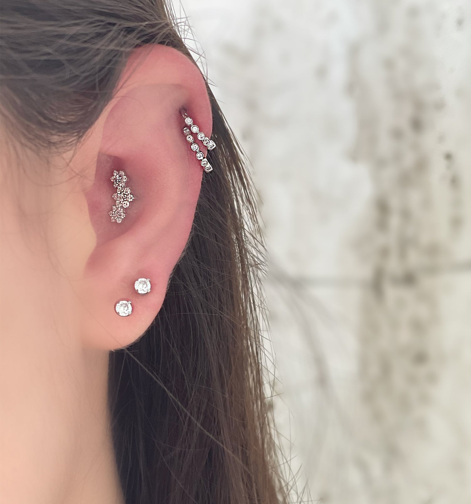 עגיל פירסינג פרחים מזהב ורוד משובץ יהלומים THREE FLOWER DIAMONDS PIERC